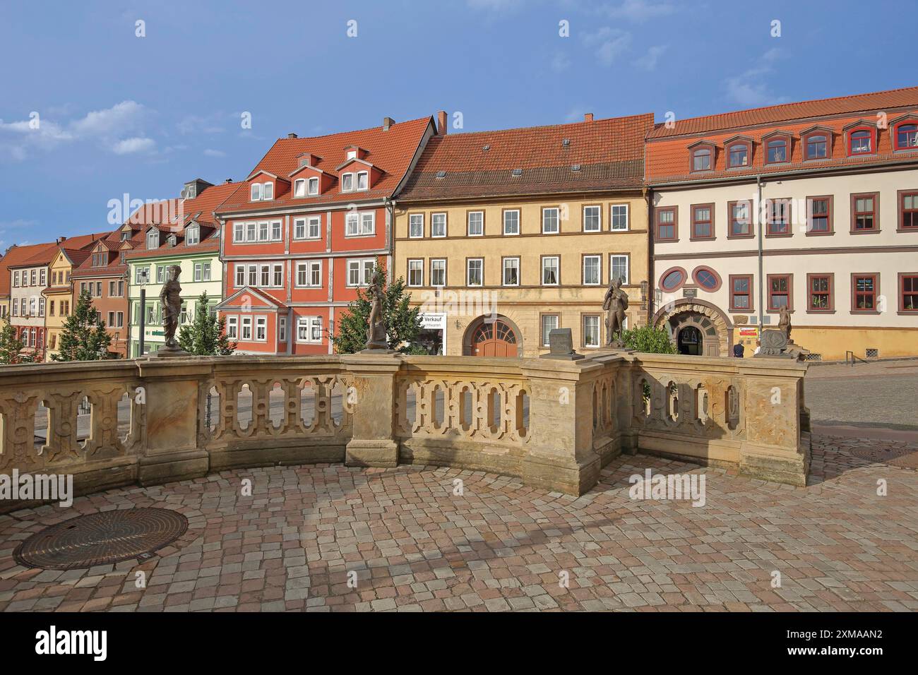 Historic houses and parapet with small sculptures by Bernd Goebel 2021, Hauptmarkt ...