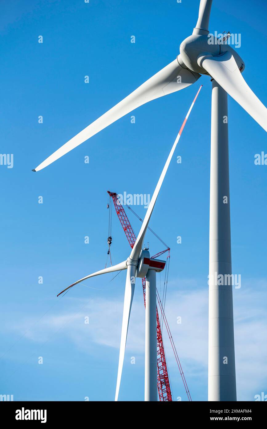 Assembly of a wind turbine, the last rotor blade is being mounted ...