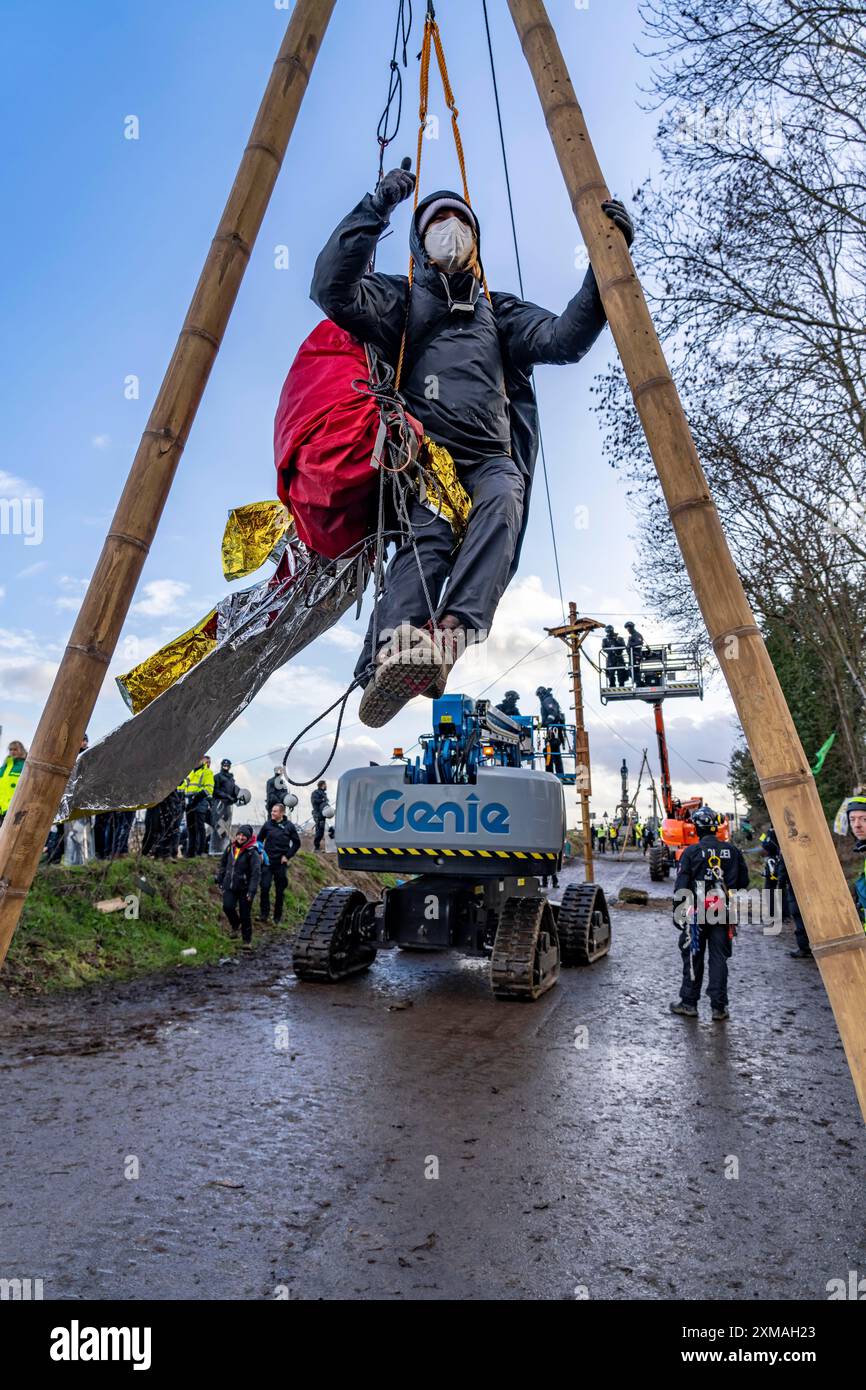 Beginning of the eviction of the Luetzerath hamlet, camp of climate ...