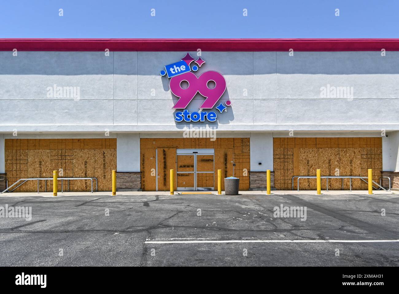 ONTARIO, CALIFORNIA - 14 JULY 2024: Boarded up 99 Cent Store on Euclid ...