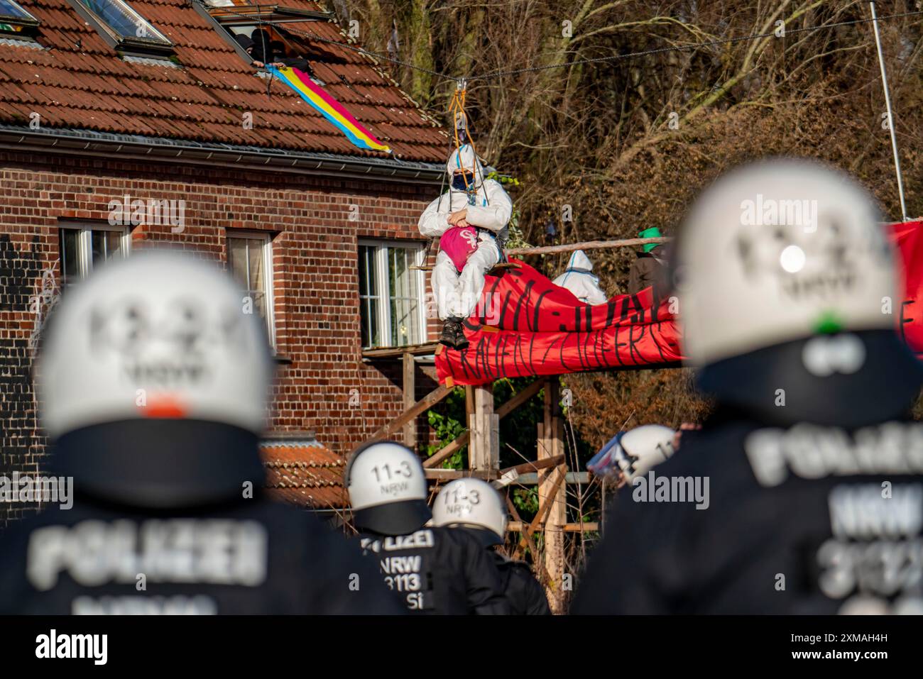 Beginning of the eviction of the Luetzerath hamlet, camp of climate ...