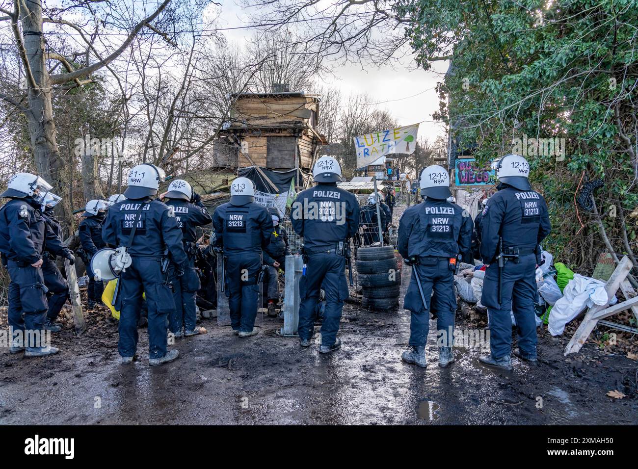 Beginning of the eviction of the Luetzerath hamlet, camp of climate ...