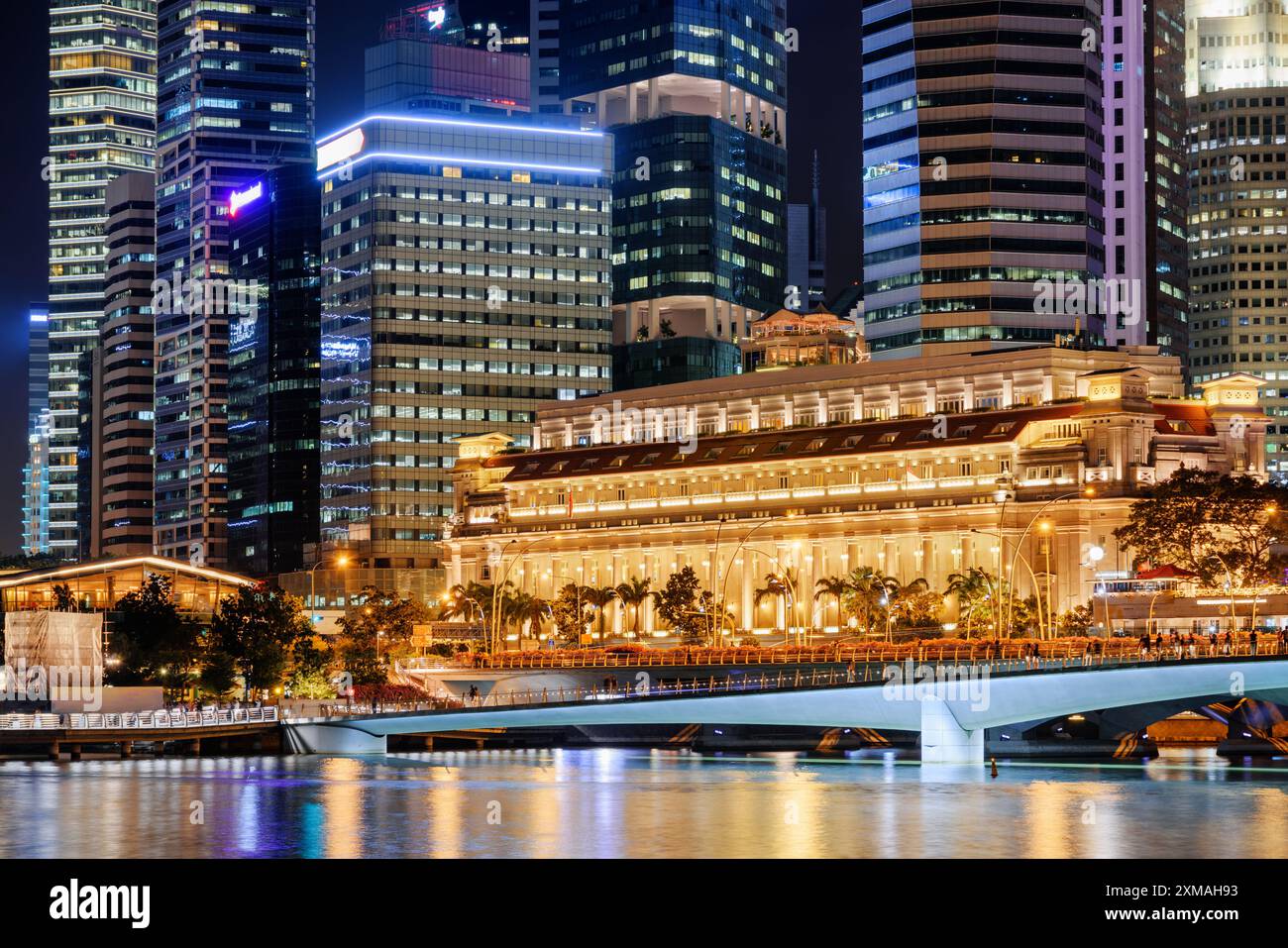 Glowing skyscraper windows hi-res stock photography and images - Alamy