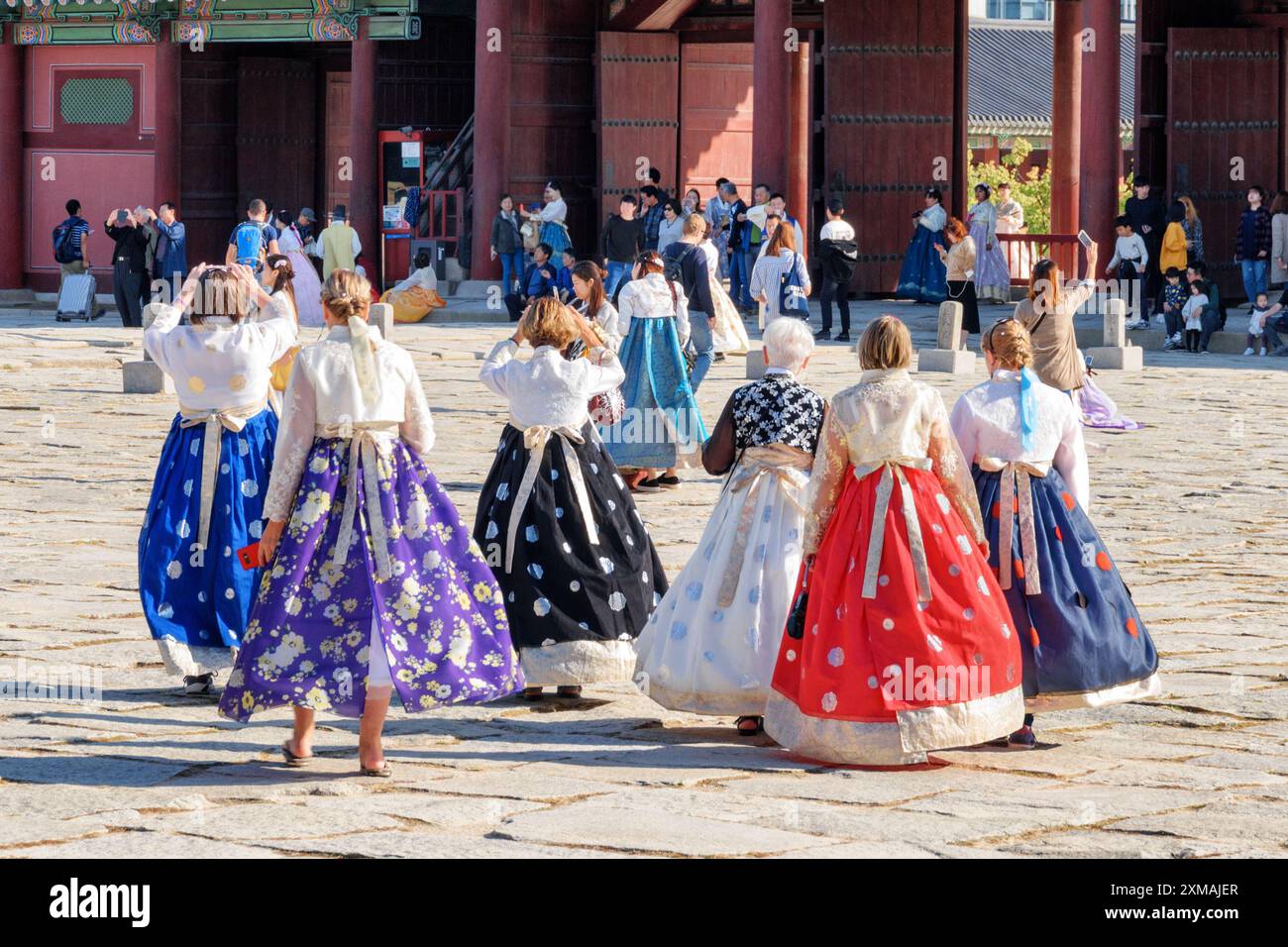 Tourists wearing colorful Korean traditional dress Hanbok, Seoul Stock ...
