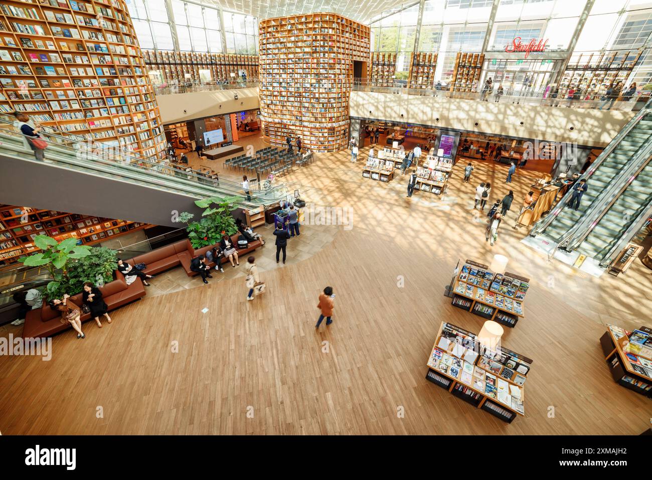 Top view of the Starfield Library reading area, Seoul Stock Photo - Alamy