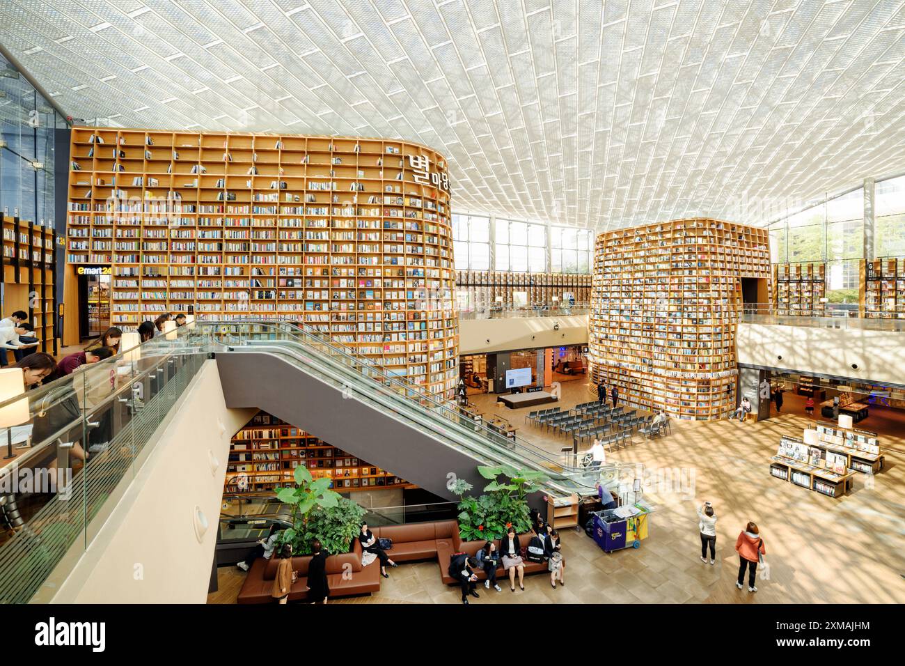 Amazing view of huge bookshelves in Starfield Library, Seoul Stock ...