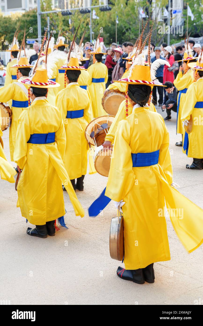Performers in Korean traditional dress, Gwanghwamun Gate Stock Photo ...
