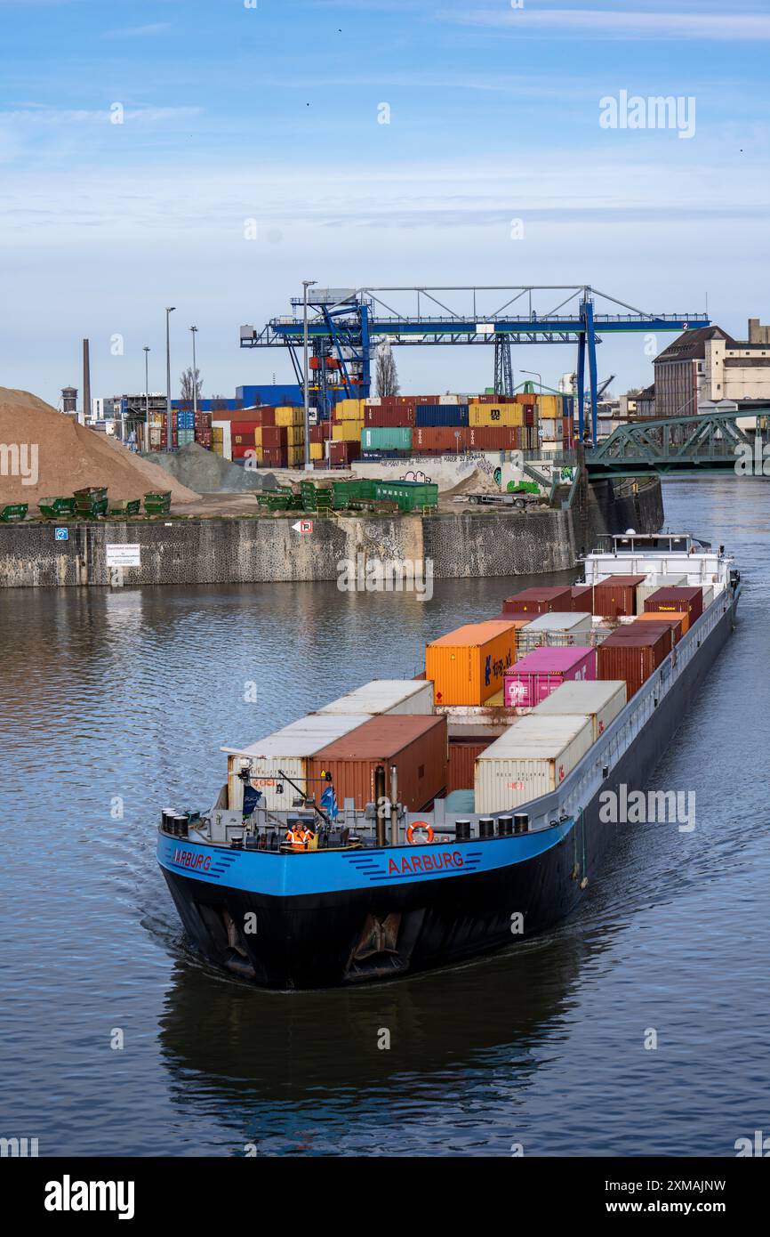 Container freighter Aarburg, leaving the container terminal in ...