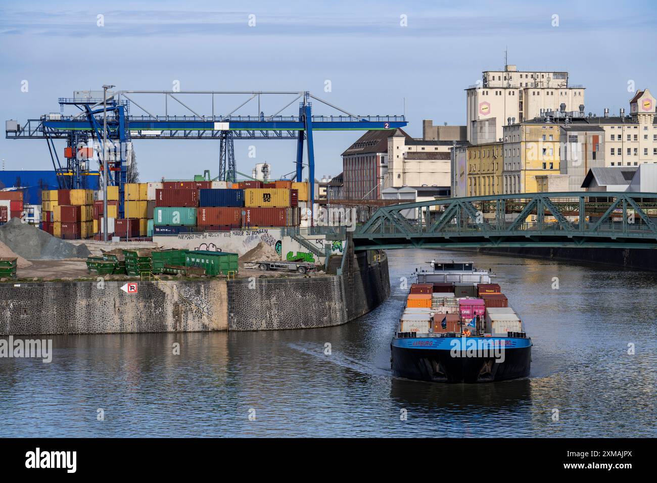Container freighter Aarburg, leaving the container terminal in ...