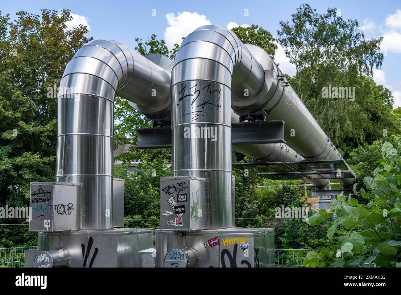 New STEAG district heating pipeline in Essen, over the railway tracks ...