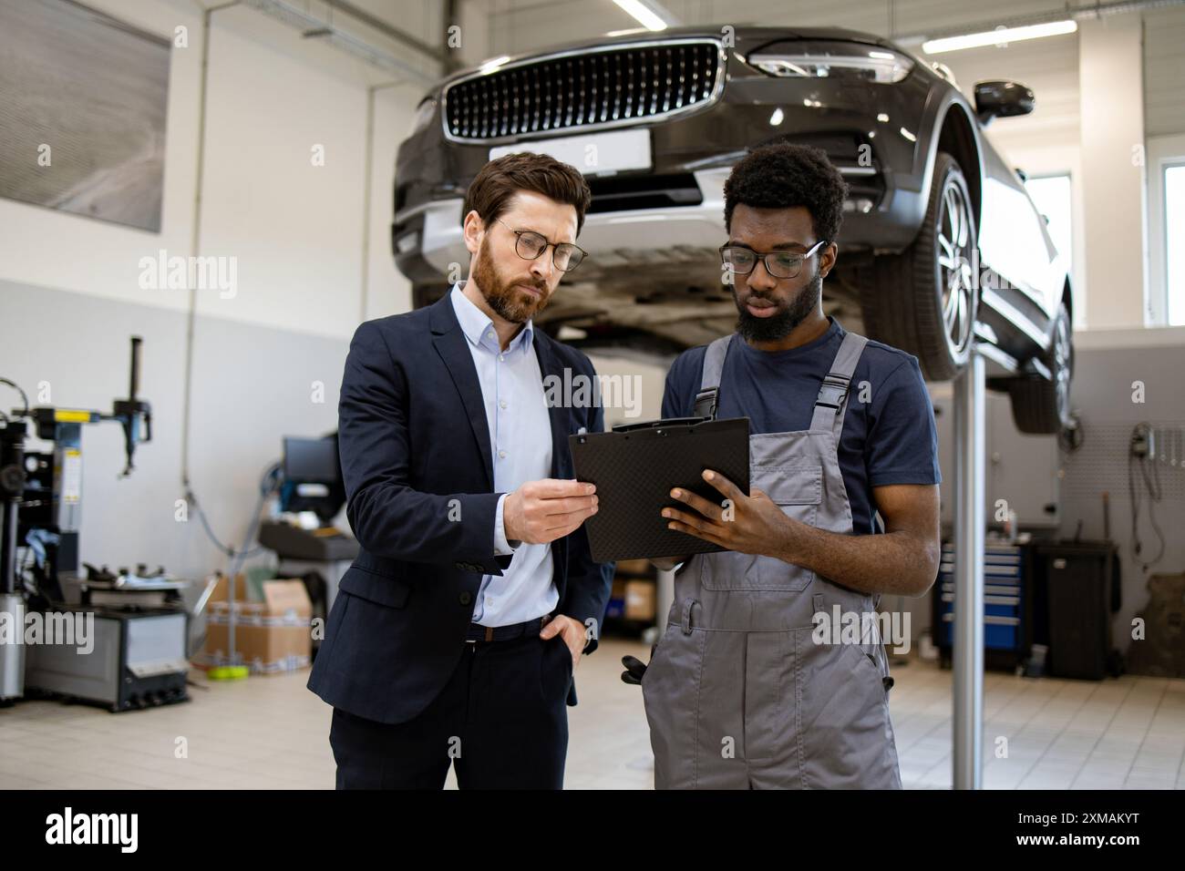 Mechanic showing clipboard in hi-res stock photography and images - Alamy