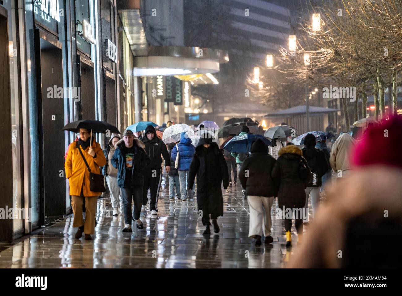 Rainy weather, freezing rain, pedestrian zone Zeil, shopping street ...