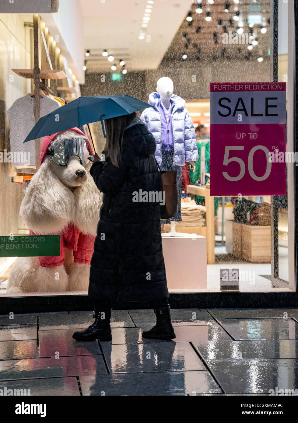 Sale, sale, rainy weather, freezing rain, pedestrian zone Zeil ...