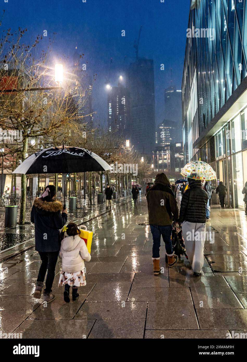 Rainy weather, freezing rain, pedestrian zone Zeil, shopping street ...