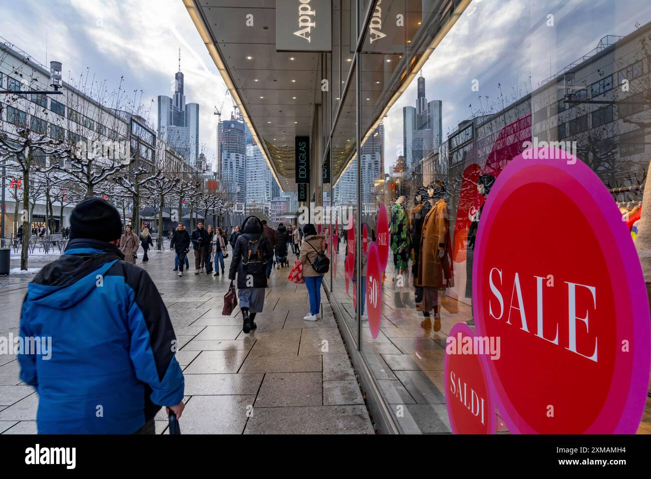 Zeil shopping street, pedestrian zone, winter weather, city centre ...