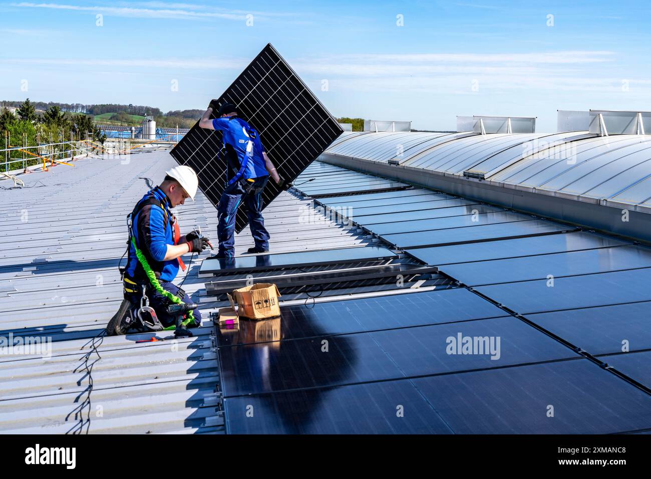 Installation of solar modules on the roof of a commercial enterprise ...
