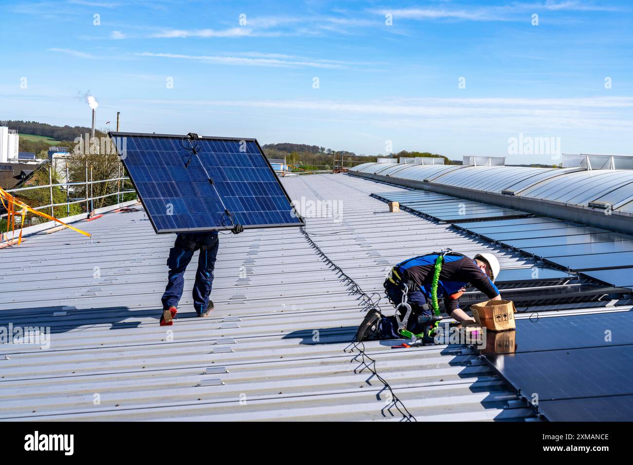 Installation of solar modules on the roof of a commercial enterprise ...