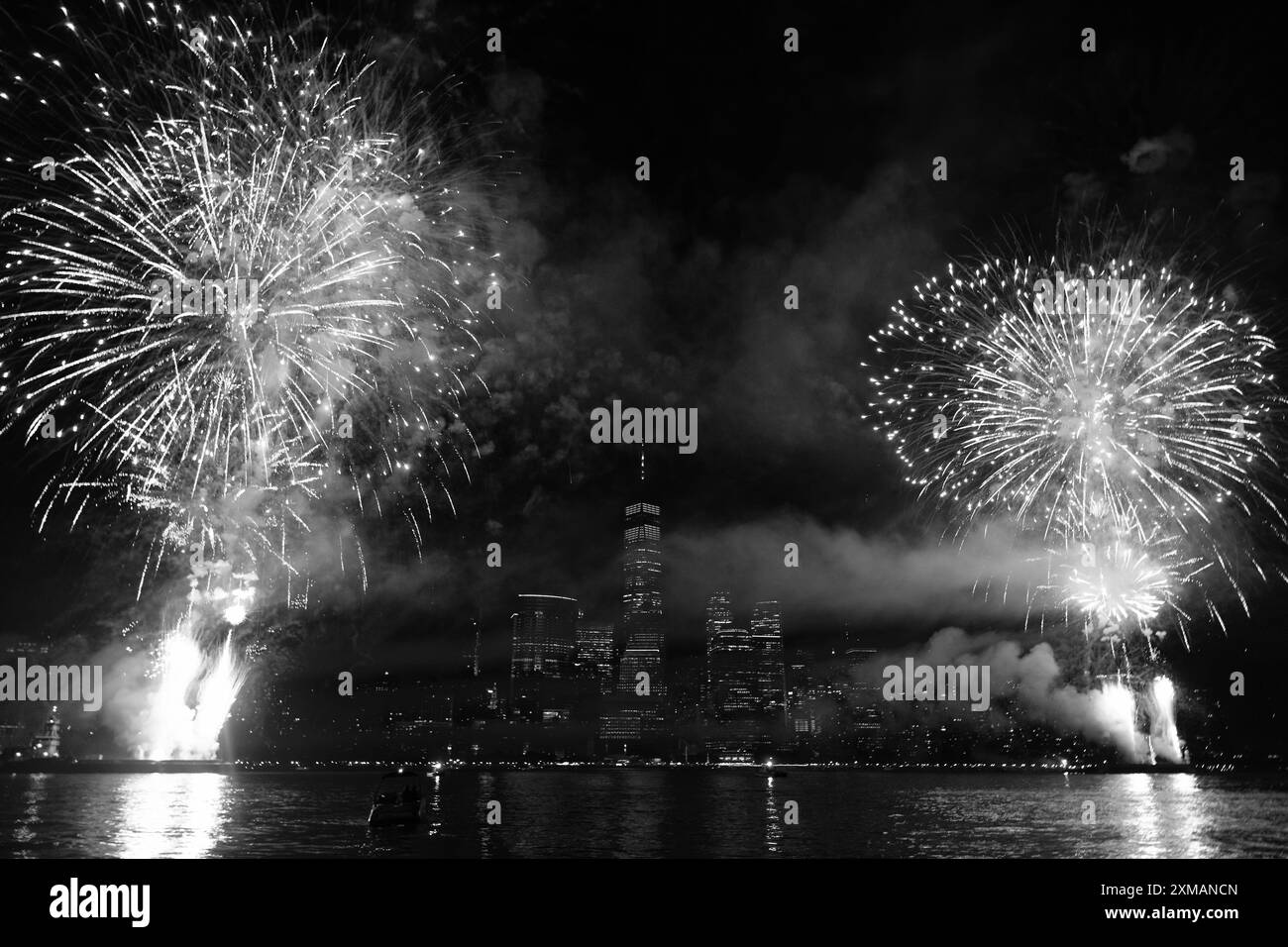 July 4th independence day fireworks Black and White Stock Photos ...