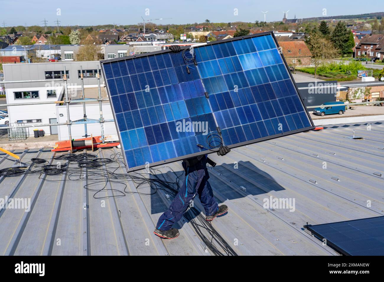 Installation of solar modules on the roof of a commercial enterprise ...