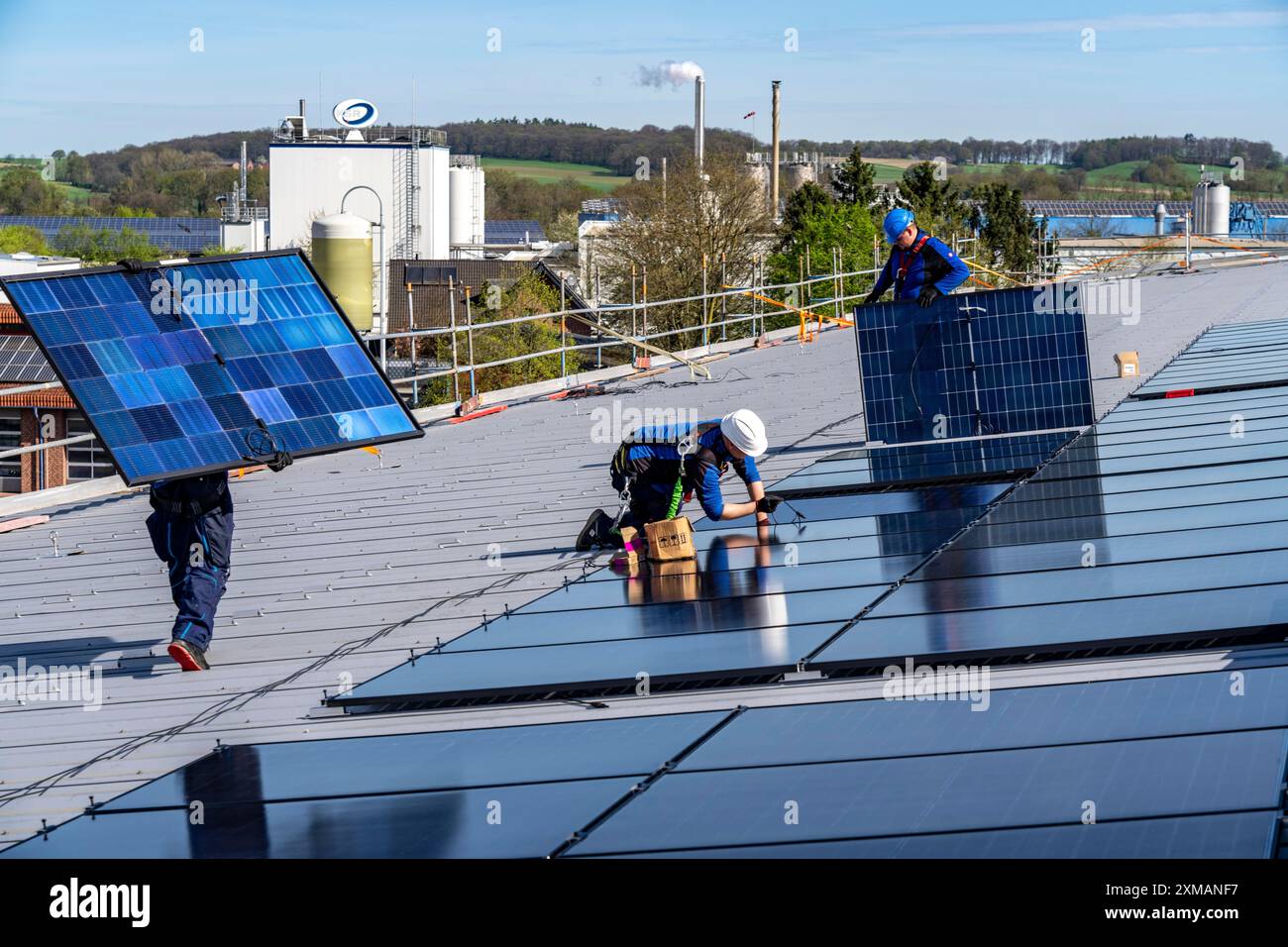 Installation of solar modules on the roof of a commercial enterprise ...