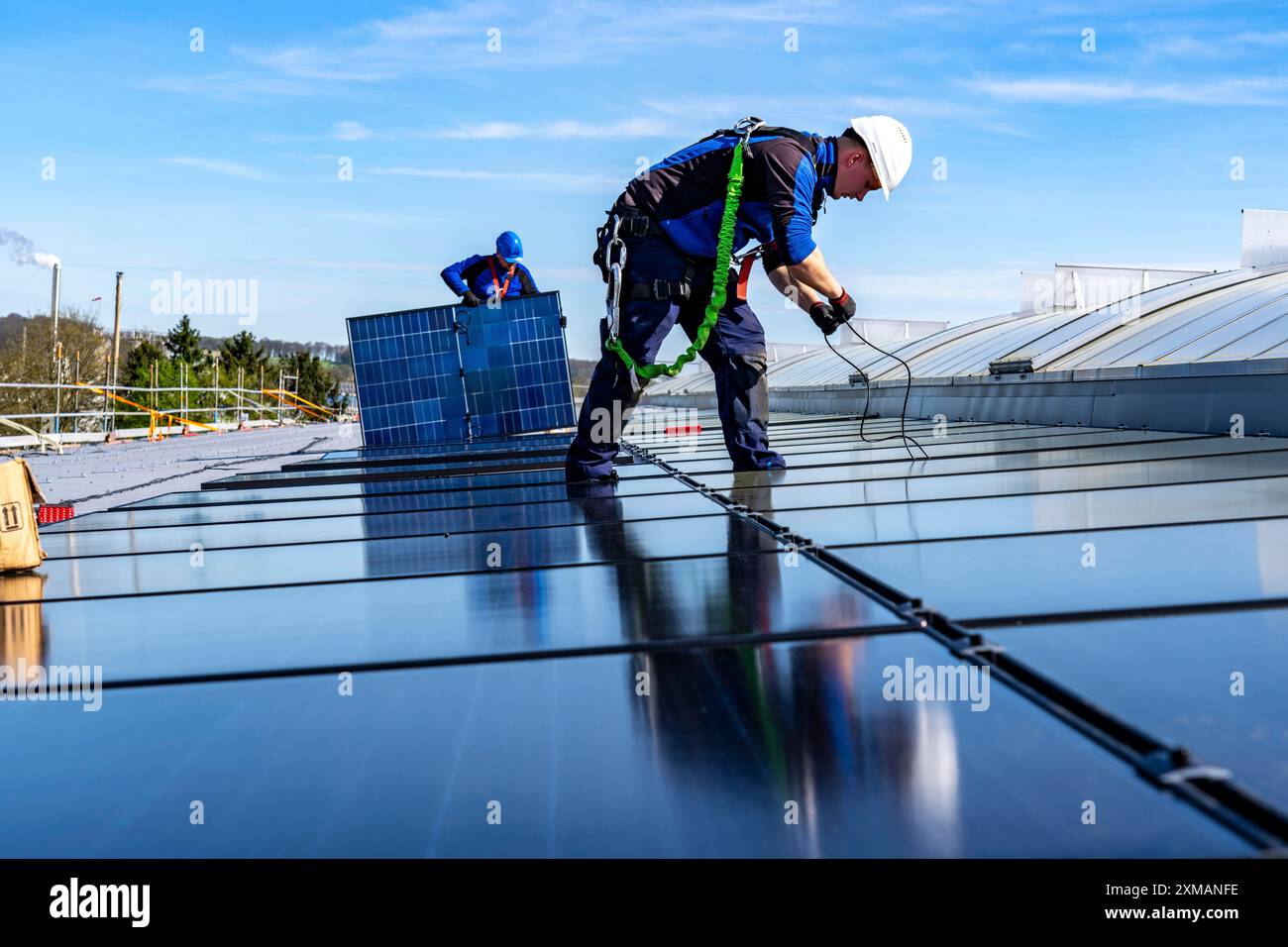 Installation of solar modules on the roof of a commercial enterprise ...