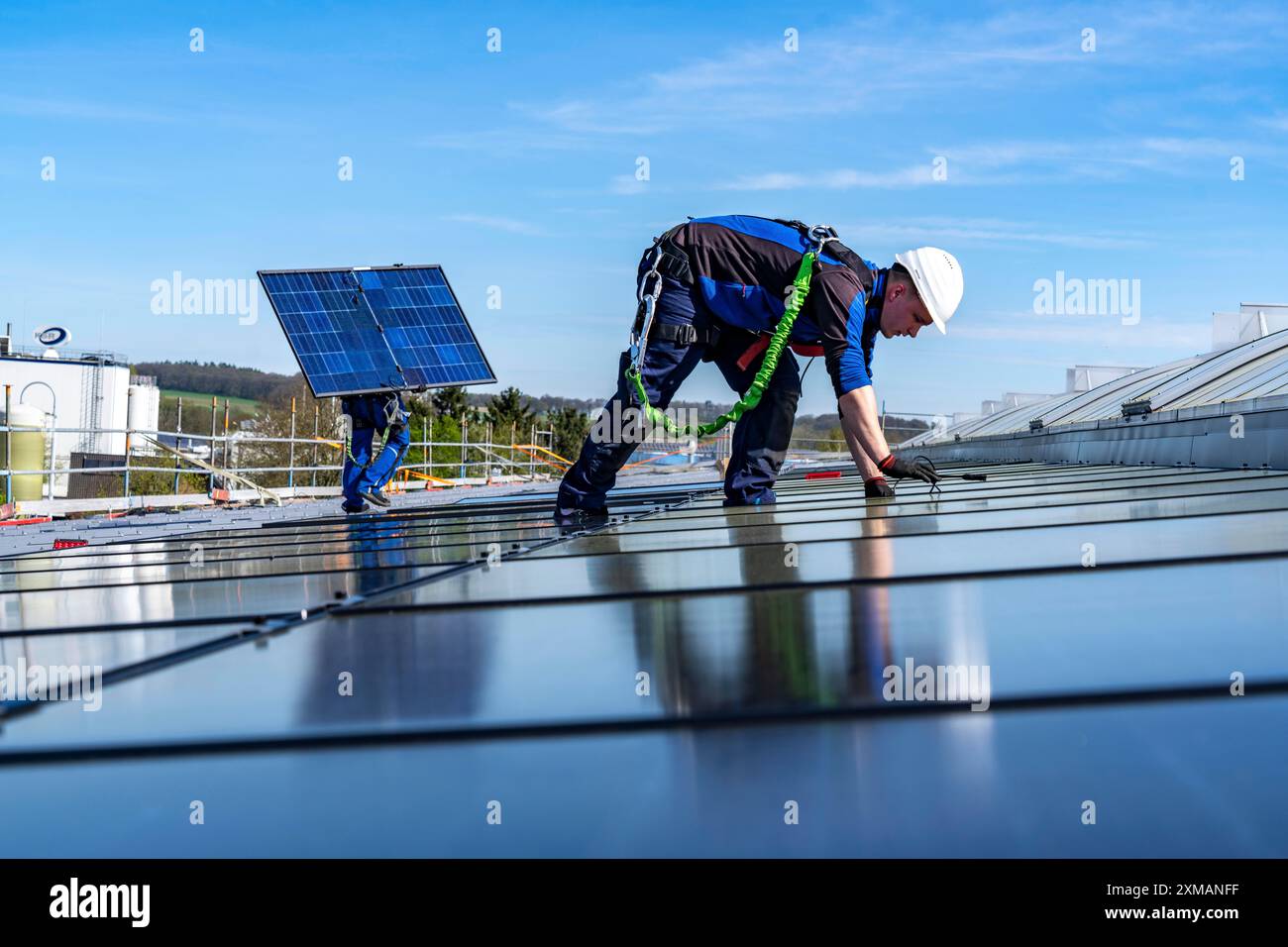 Installation of solar modules on the roof of a commercial enterprise ...
