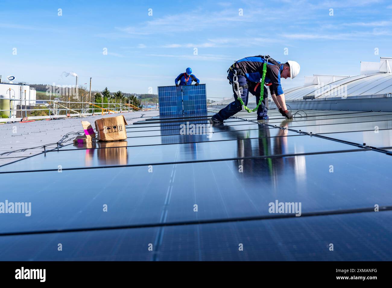Installation of solar modules on the roof of a commercial enterprise ...