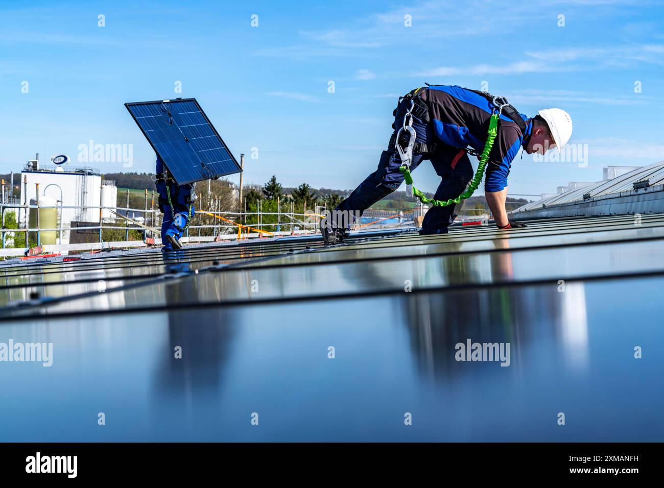 Installation of solar modules on the roof of a commercial enterprise ...