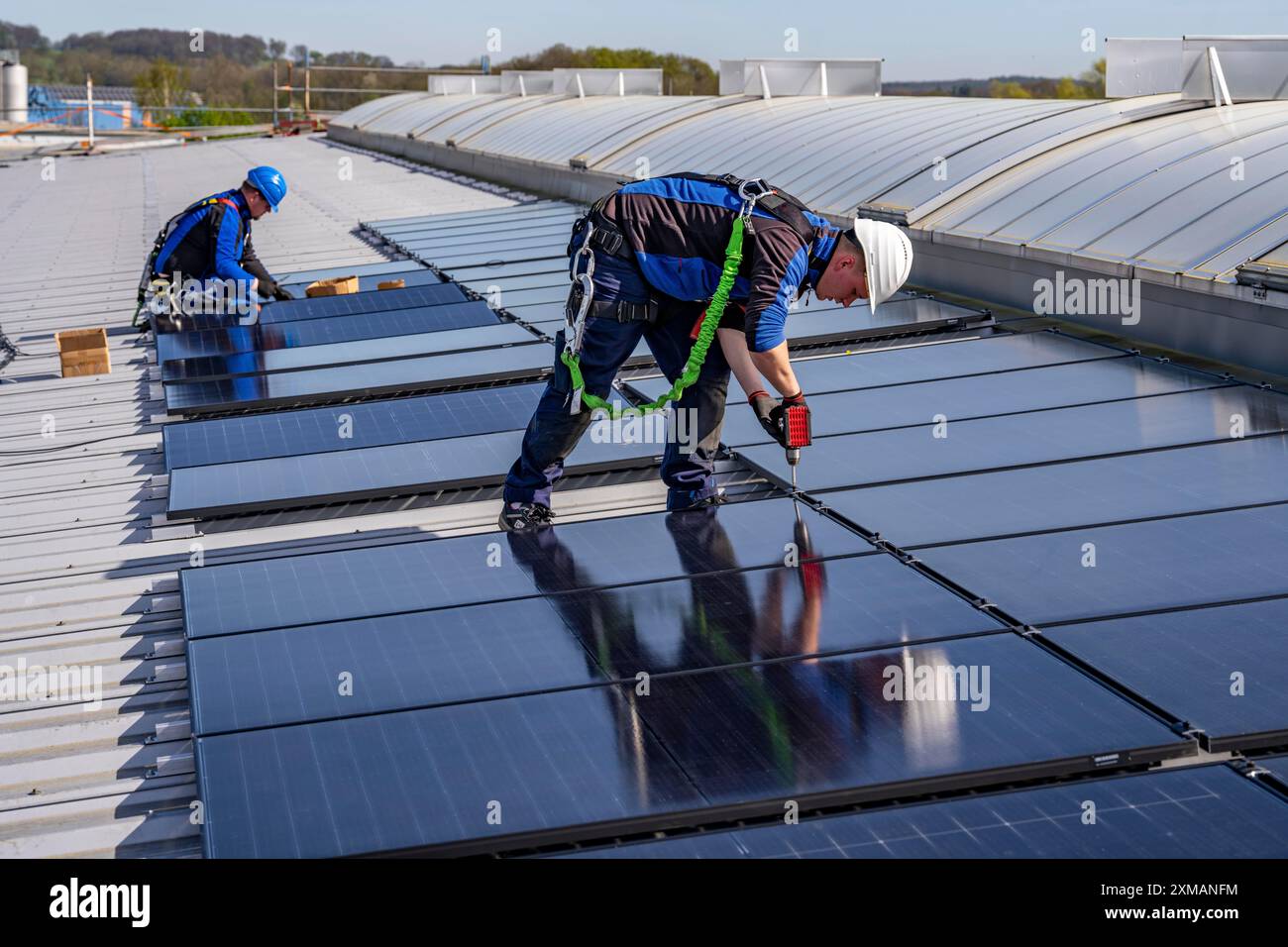 Installation of solar modules on the roof of a commercial enterprise ...