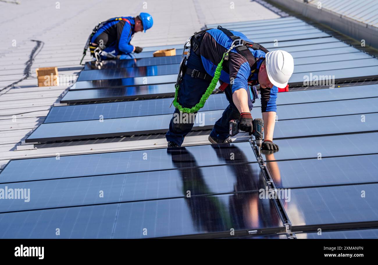 Installation of solar modules on the roof of a commercial enterprise ...