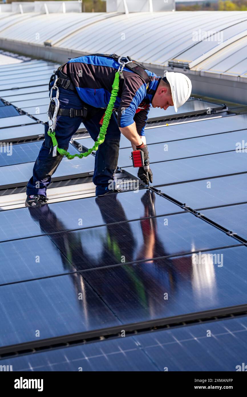 Installation of solar modules on the roof of a commercial enterprise ...