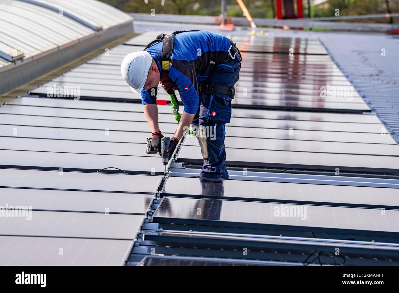Installation of solar modules on the roof of a commercial enterprise ...
