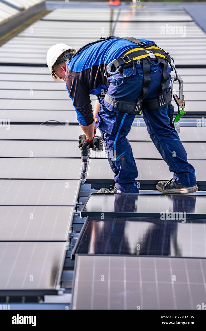 Installation of solar modules on the roof of a commercial enterprise ...