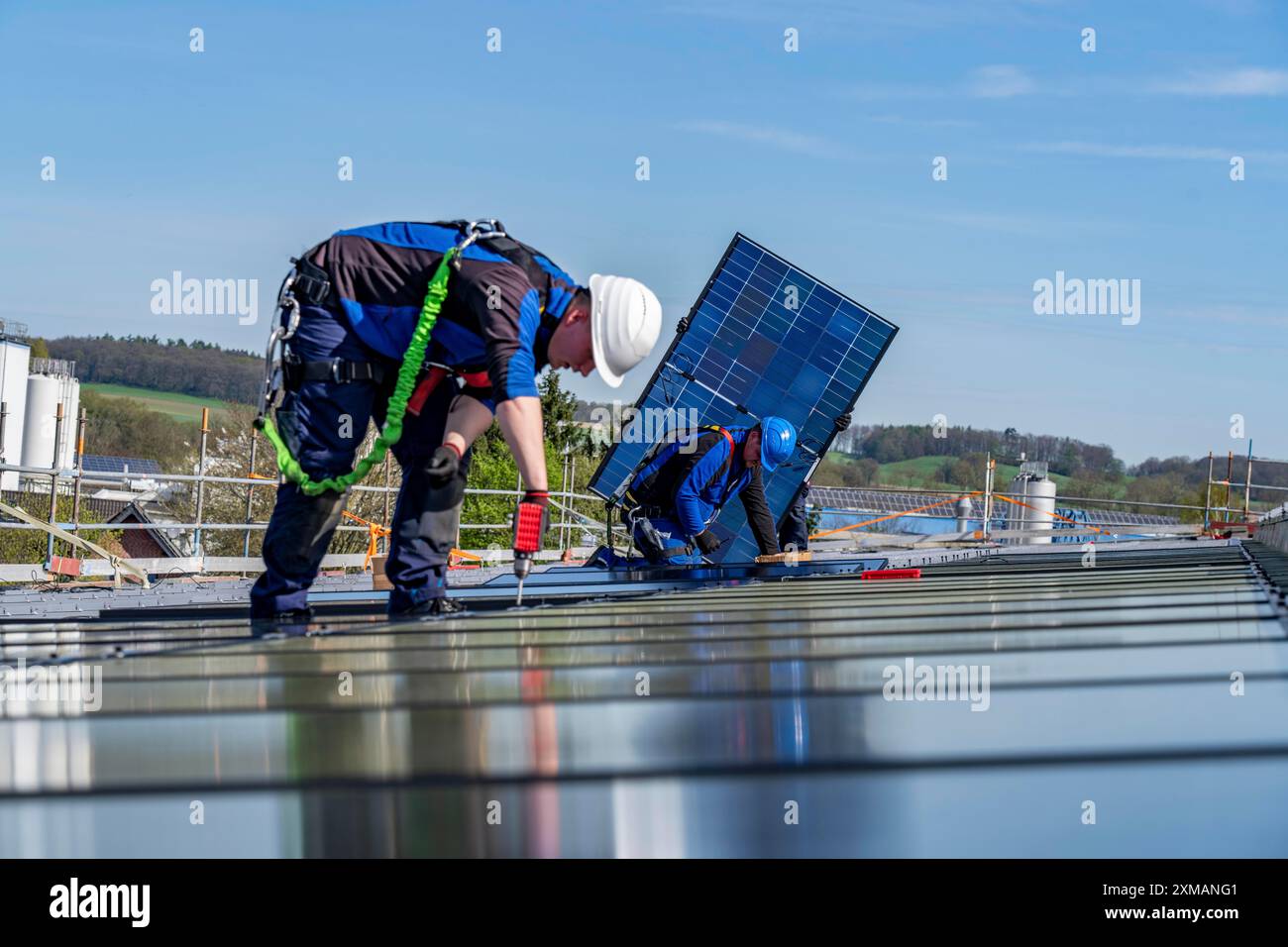 Installation of solar modules on the roof of a commercial enterprise ...