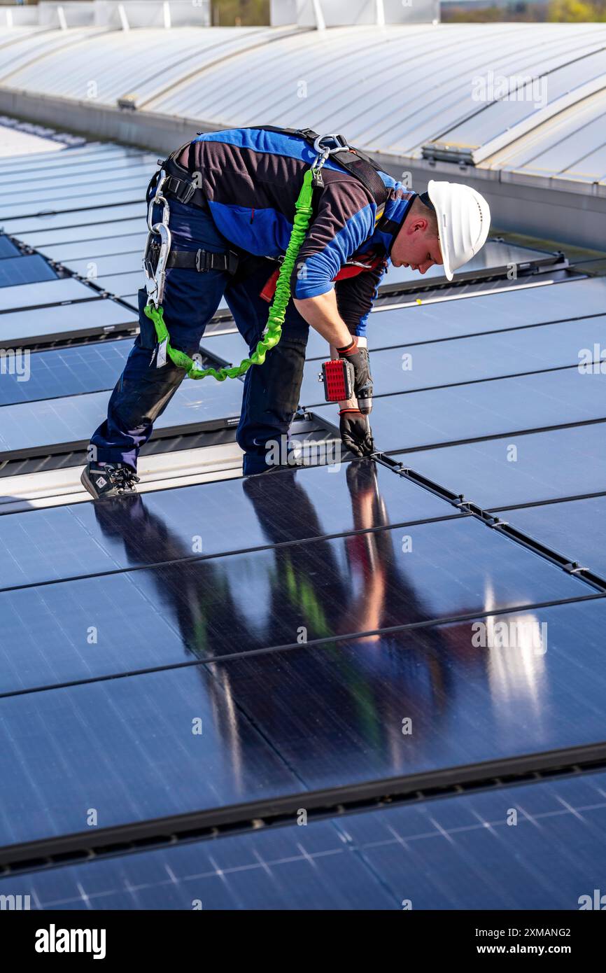 Installation of solar modules on the roof of a commercial enterprise ...