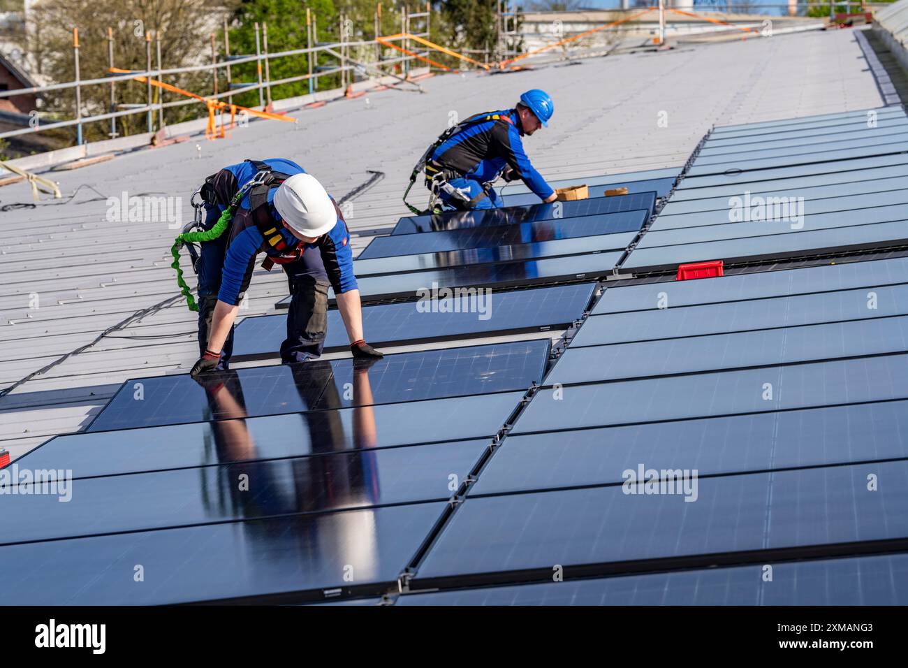 Installation of solar modules on the roof of a commercial enterprise ...