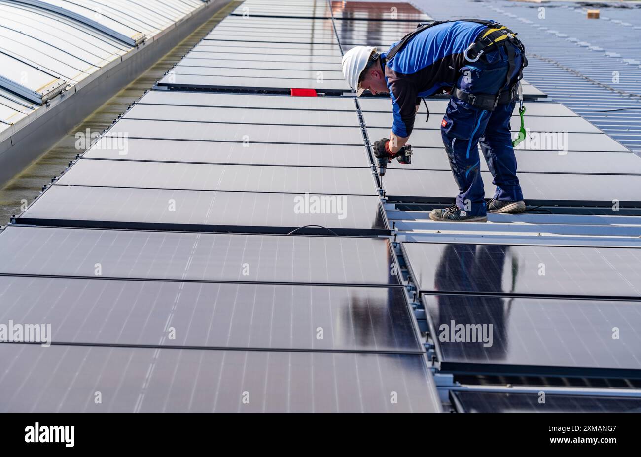 Installation of solar modules on the roof of a commercial enterprise ...