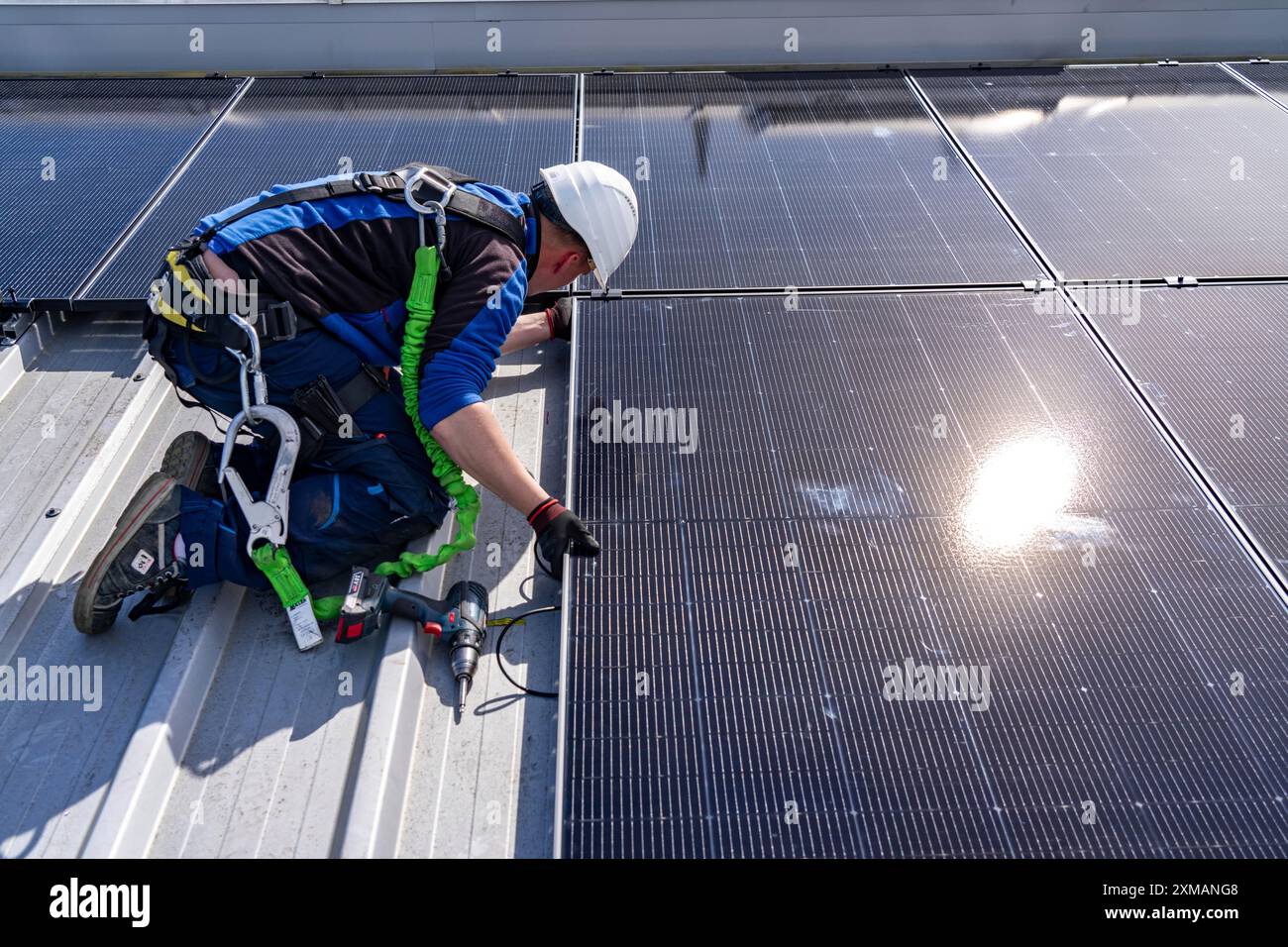 Installation of solar modules on the roof of a commercial enterprise ...