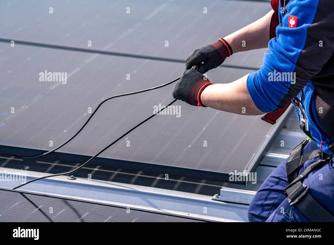 Installation of solar modules on the roof of a commercial enterprise ...