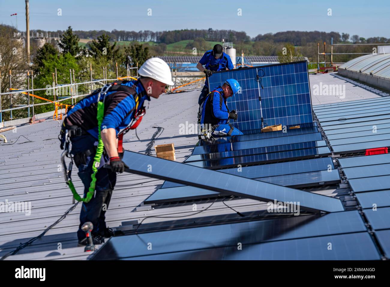 Installation of solar modules on the roof of a commercial enterprise ...