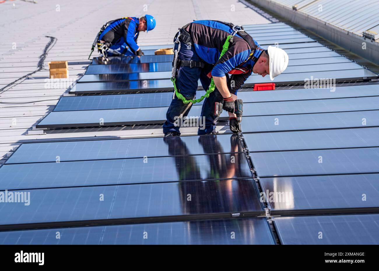 Installation of solar modules on the roof of a commercial enterprise ...