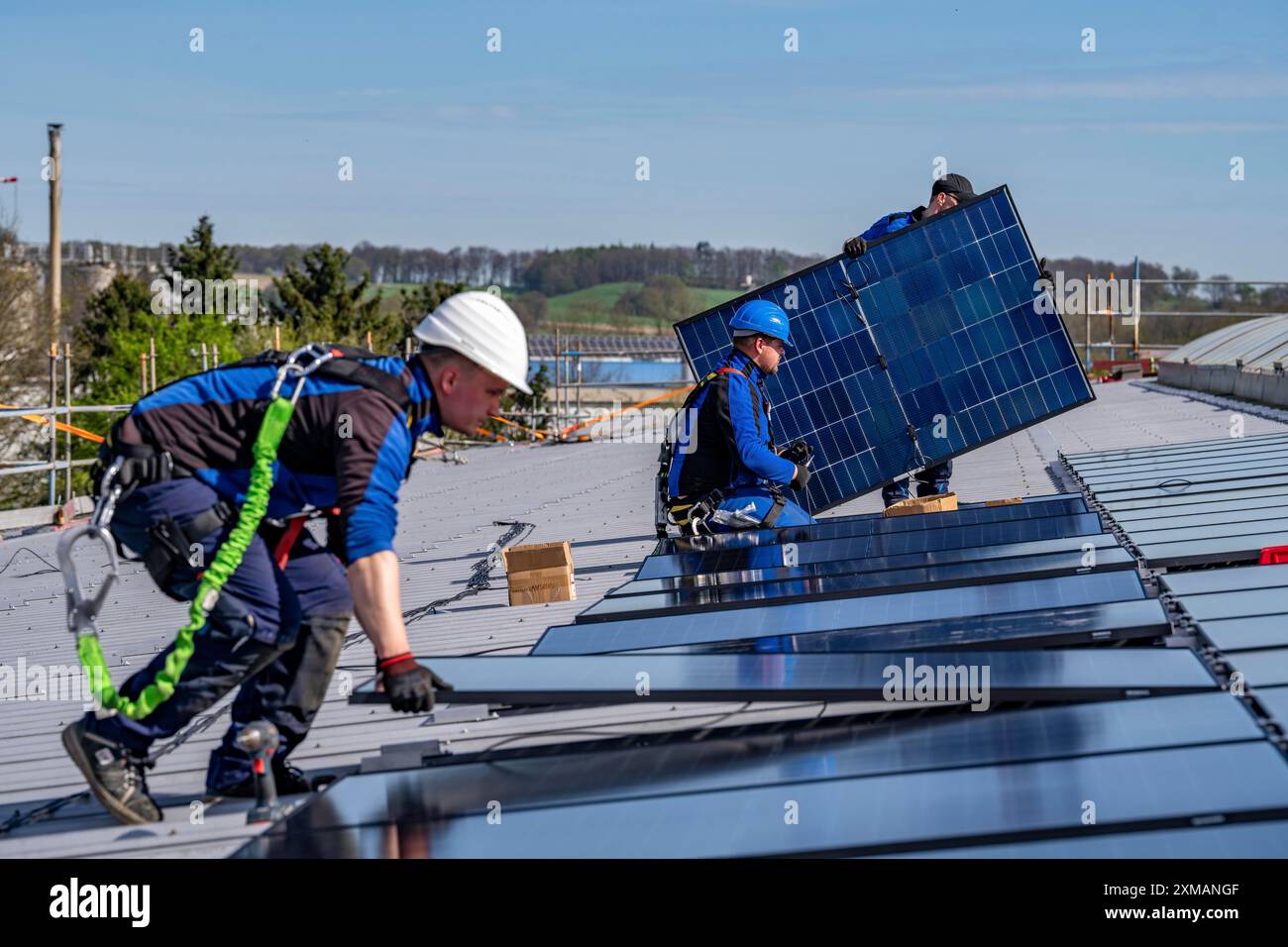 Installation of solar modules on the roof of a commercial enterprise ...