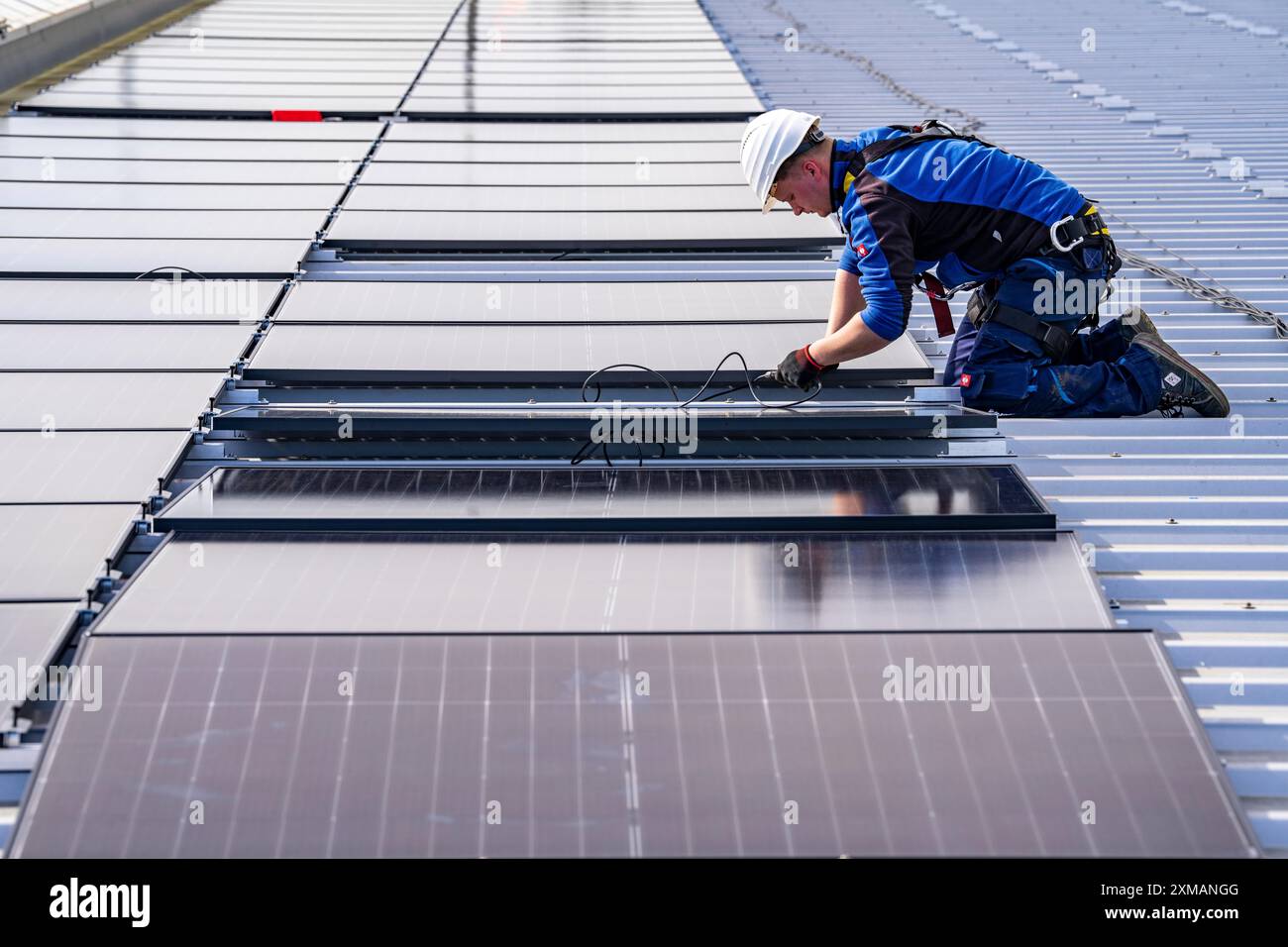 Installation of solar modules on the roof of a commercial enterprise ...