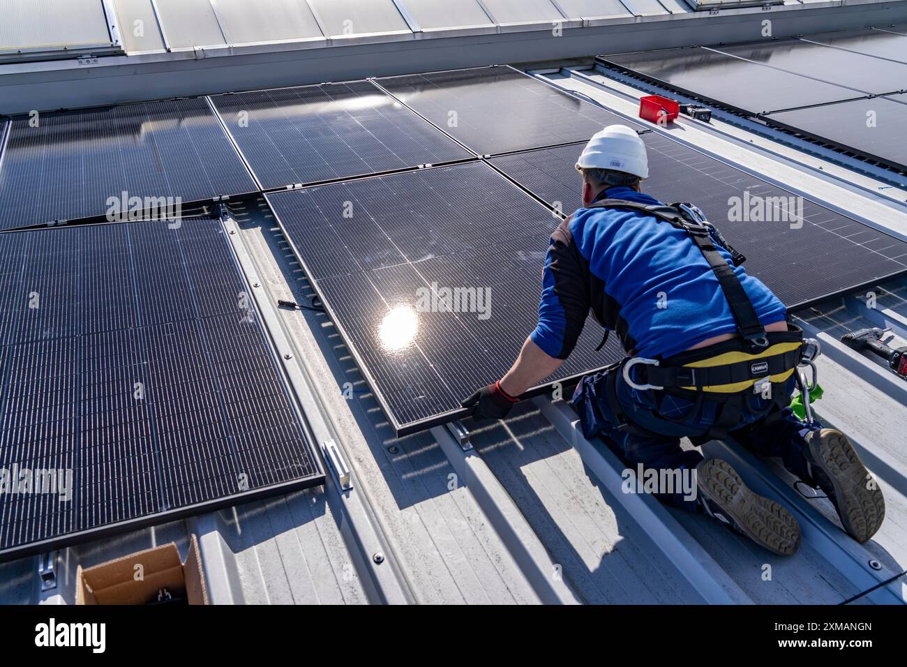 Installation of solar modules on the roof of a commercial enterprise ...