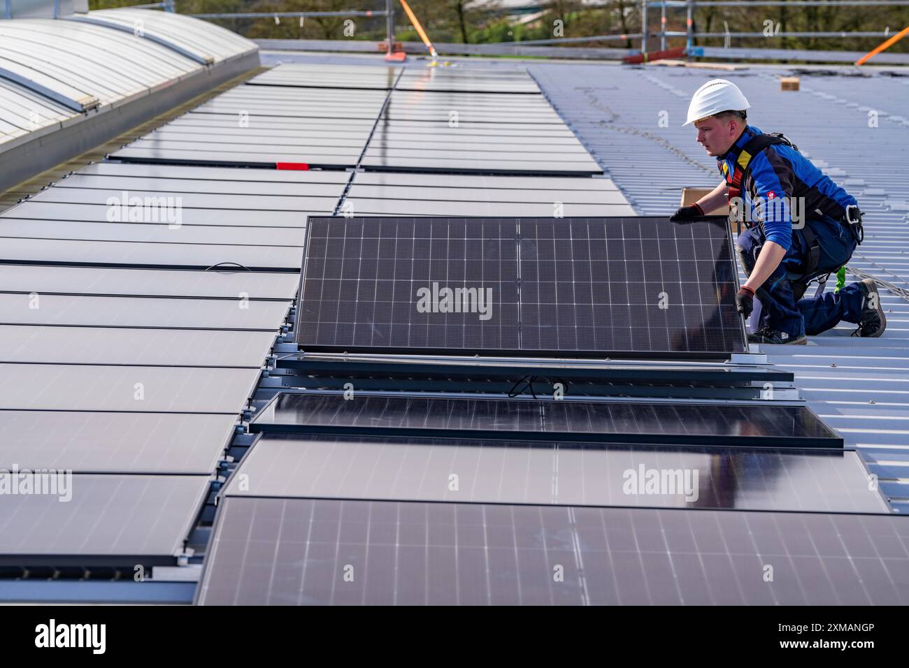Installation of solar modules on the roof of a commercial enterprise ...