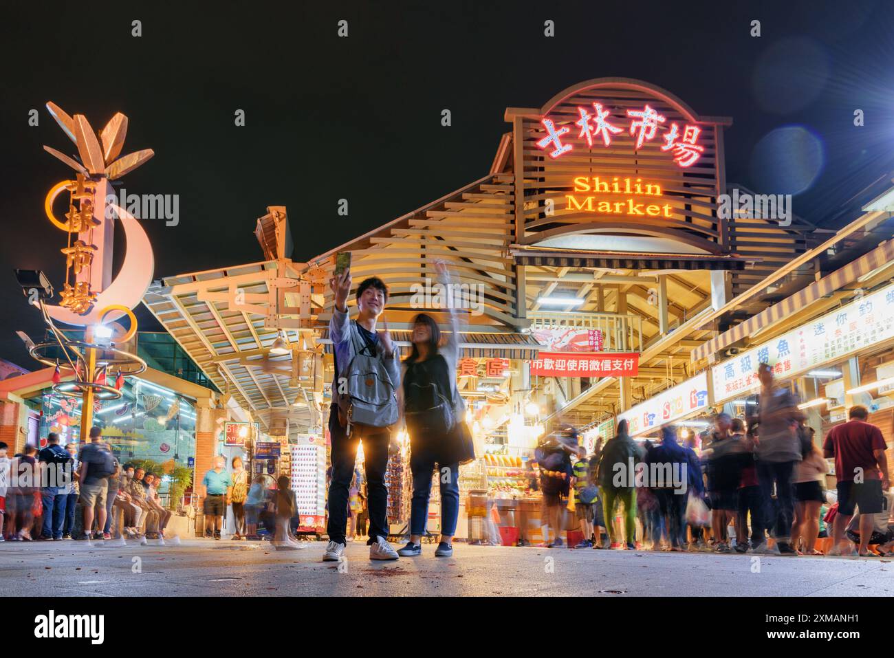 Tourists taking pictures at Shilin Night Market, Taipei, Taiwan Stock ...