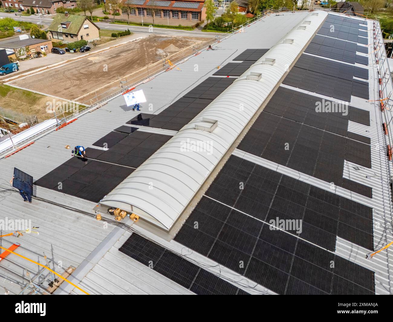 Installation of solar modules on the roof of a commercial enterprise ...