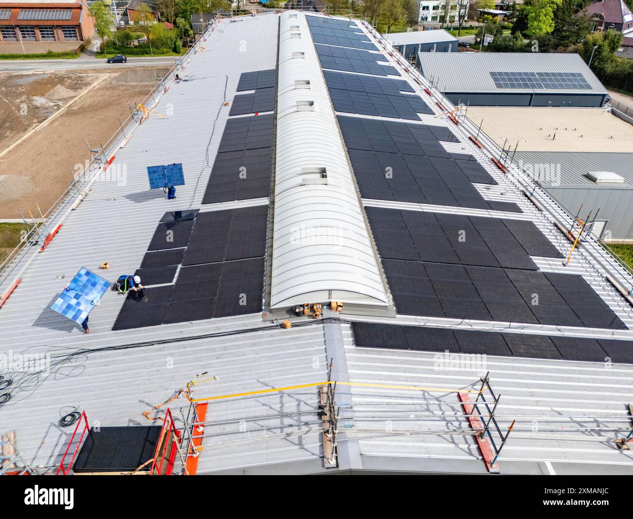 Installation of solar modules on the roof of a commercial enterprise ...