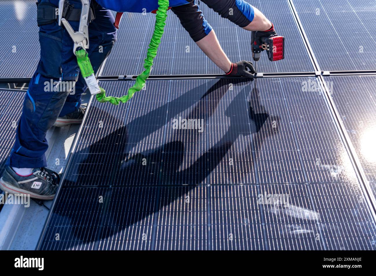 Installation of solar modules on the roof of a commercial enterprise ...