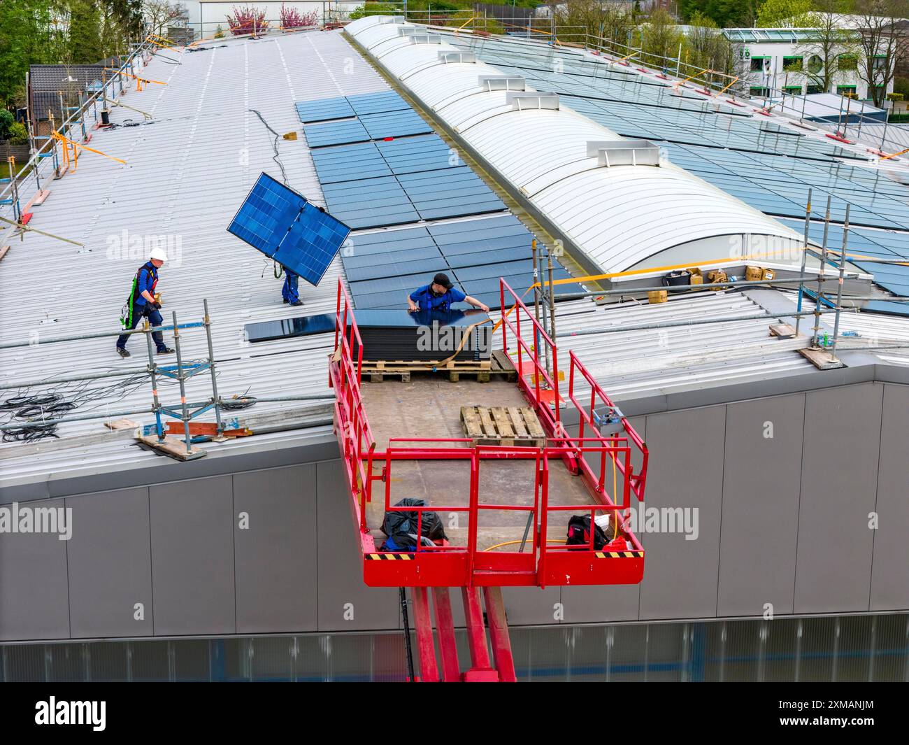 Installation of solar modules on the roof of a commercial enterprise ...